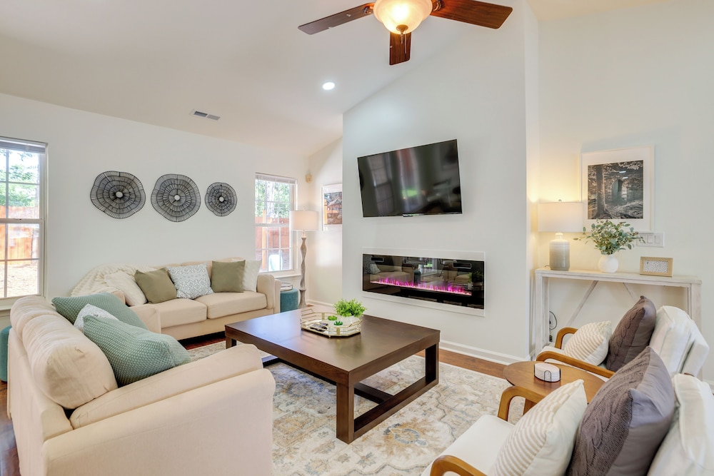 Mini Putting Green & Fire Pit: Simpsonville Gem - Discovery Island, Simpsonville