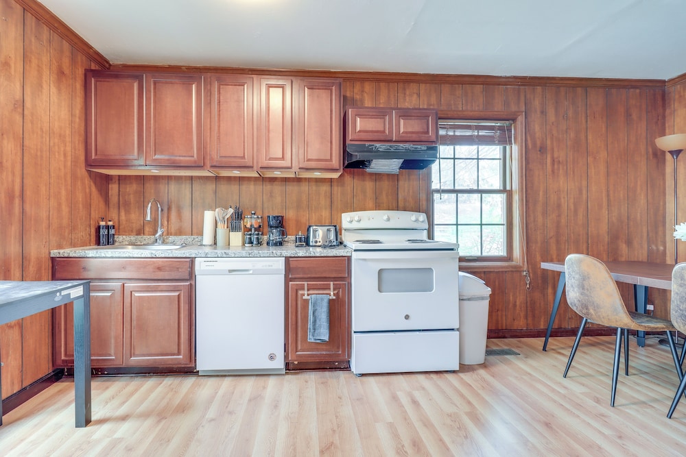 7 Mi To Downtown Toledo: Pet-friendly Apartment - Toledo, OH