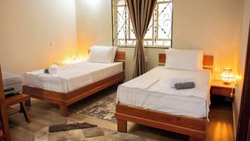 Quarto duplo família, sacada, vista para o jardim | Escrivaninha, espaço de trabalho para notebook, quartos à prova de som