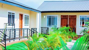 Fachada da propriedade à noite