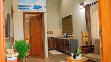 Frigobar, chaleira elétrica