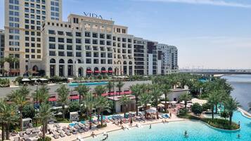 Uma praia privada, praia de areia branca, espreguiçadeiras