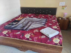 Quarto Standard, não fumadores, vista para a montanha | Roupa de cama fornecida 