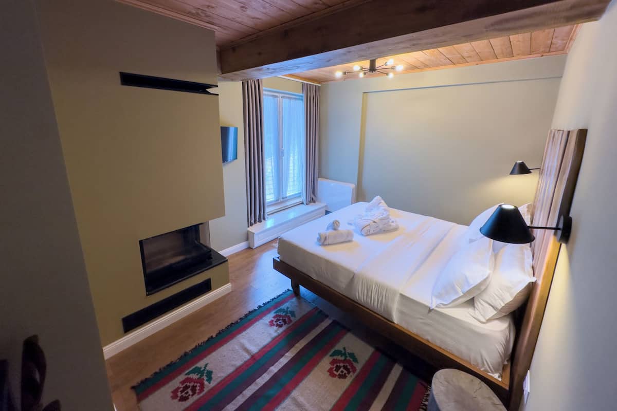 Quarto Duplo Deluxe, banheira de hidromassagem grande | Secretária, secretária adequada para computadores portáteis