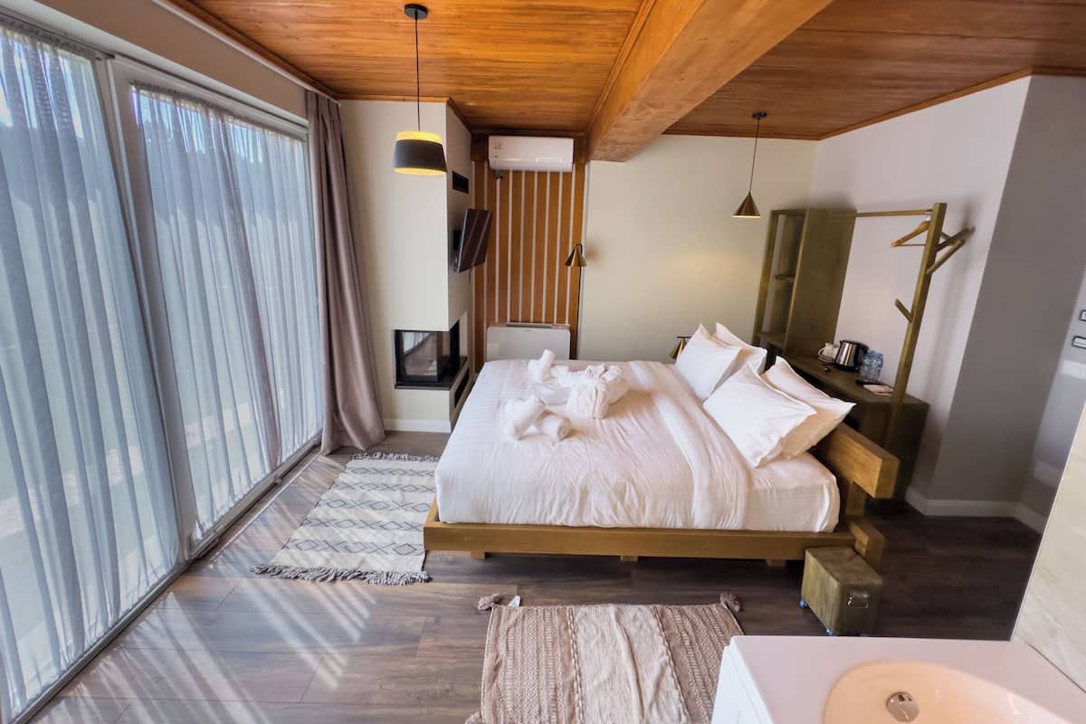 Quarto Duplo Deluxe, vista para o jardim | Secretária, secretária adequada para computadores portáteis
