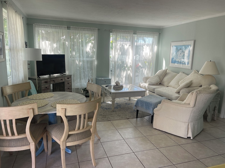 Shabby Chic - Cozy Florida Getaway With A Stylish Vintage Vibe - Bonita Springs, FL