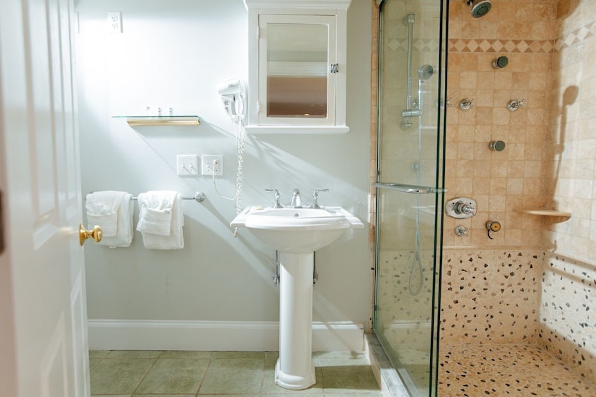 Romantic Room With Fireplace & Private Deck In Downtown Provincetown - 普羅威斯頓