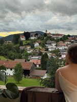 Quarto triplo conforto, varanda coberta, vista para a montanha | Terraço/pátio