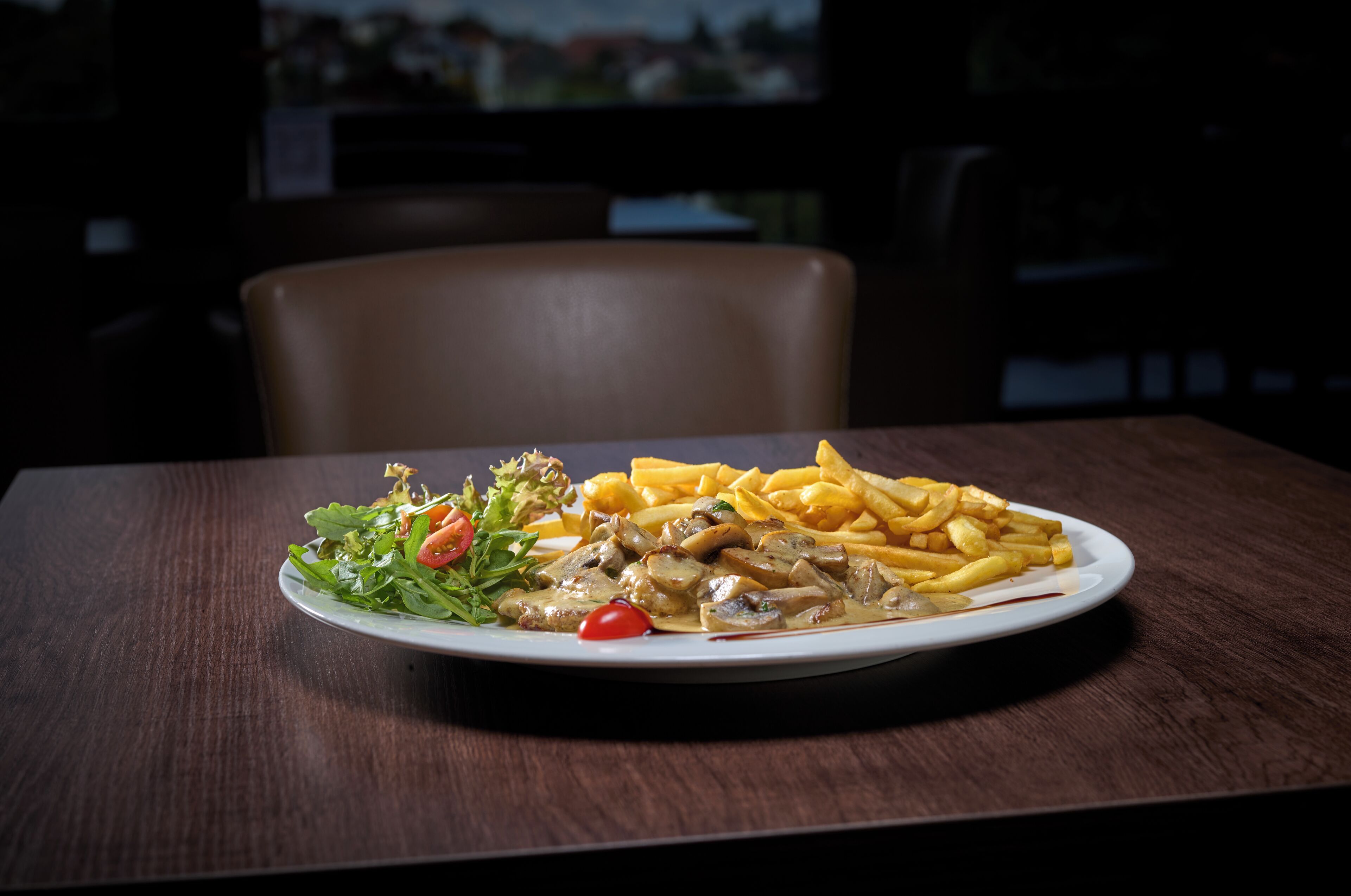 Prato de comida sobre uma mesa de madeira.