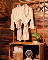 Roupa de alta qualidade, minibar, cofre no quarto 