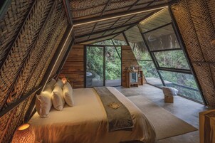 Quarto casal, banheira | Roupas de cama premium, frigobar, cofres nos quartos, roupa de cama