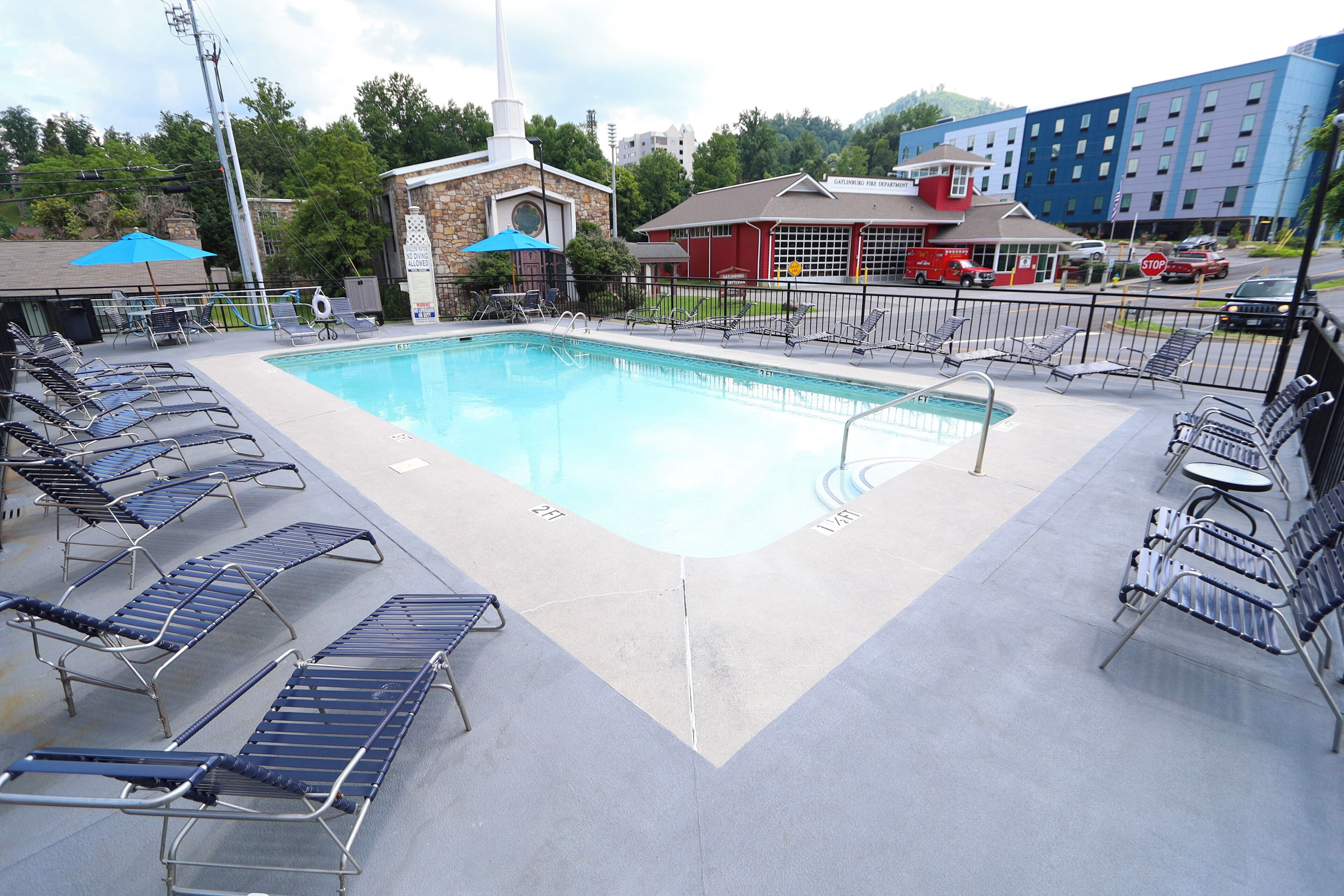 Piscina exterior sazonal, da(s) 7:00 à(s) 22:30, guarda-sóis 