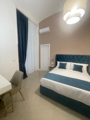 Quarto Superior, varanda, vista para o pátio | Minibar, cofre no quarto, secretária, cortinas/cortinados opacos 
