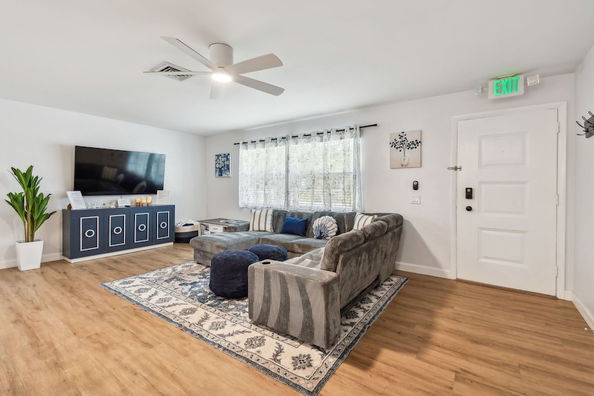 Stunning 3 Br Oasis With Waterfall Grotto By White Sands Of Clearwater Beach - Clearwater, FL