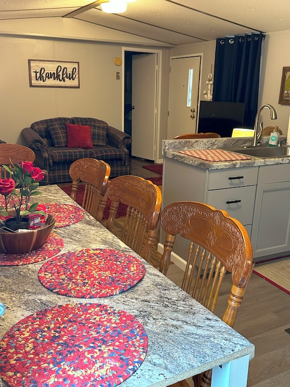 Kentucky Lake - Jonathan Creek 2-bedroom Cabin, Wifi, Shared Dock & Bald Eagles! - Kentucky