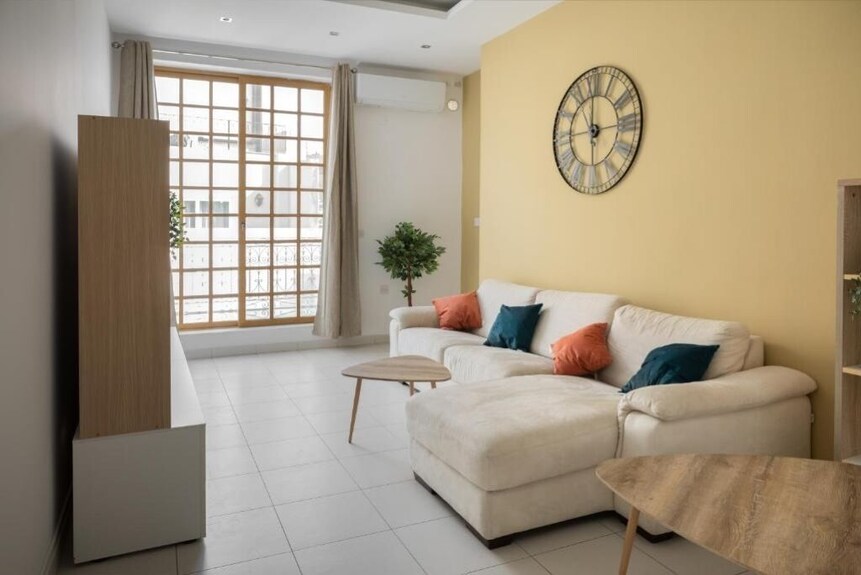 Elegant 4-bedroom Townhouse In Sliema Steps From The Beach With Sea Views - La Valette