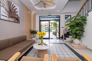 Quarto Premium, 1 quarto, vista para o jardim | Sala de estar | Televisor de 40 polegadas com canais por cabo 