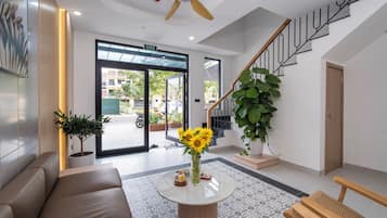 Quarto Premium, 1 quarto, Vista para a cidade | Sala de estar | Televisor de ecrã plano de 40 polegadas com canais por cabo