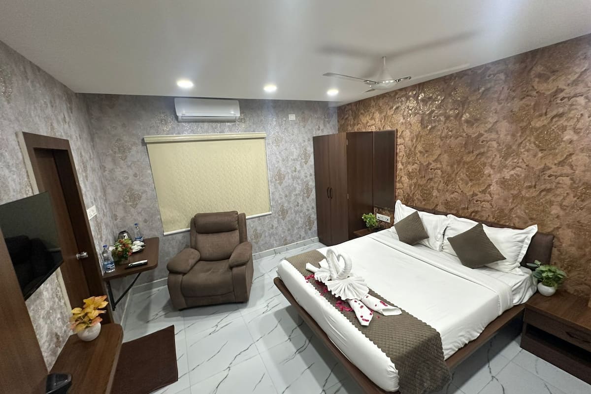 Quarto Duplo Superior, Vista para a cidade | Cofre no quarto, secretária