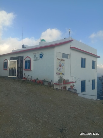 Fachada do alojamento. Tarkeshwarm Resort