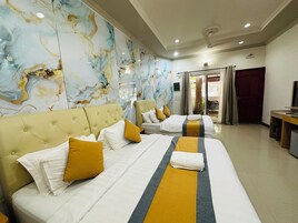 Quarto casal luxo, vista para o jardim | Escrivaninha, ferros/tábuas de passar roupa, Wi-Fi de cortesia