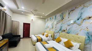 Quarto de hotel com duas camas, um sofá, uma escrivaninha e uma parede de mármore.