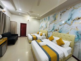 Quarto casal luxo, vista para o jardim | Escrivaninha, ferros/tábuas de passar roupa, Wi-Fi de cortesia