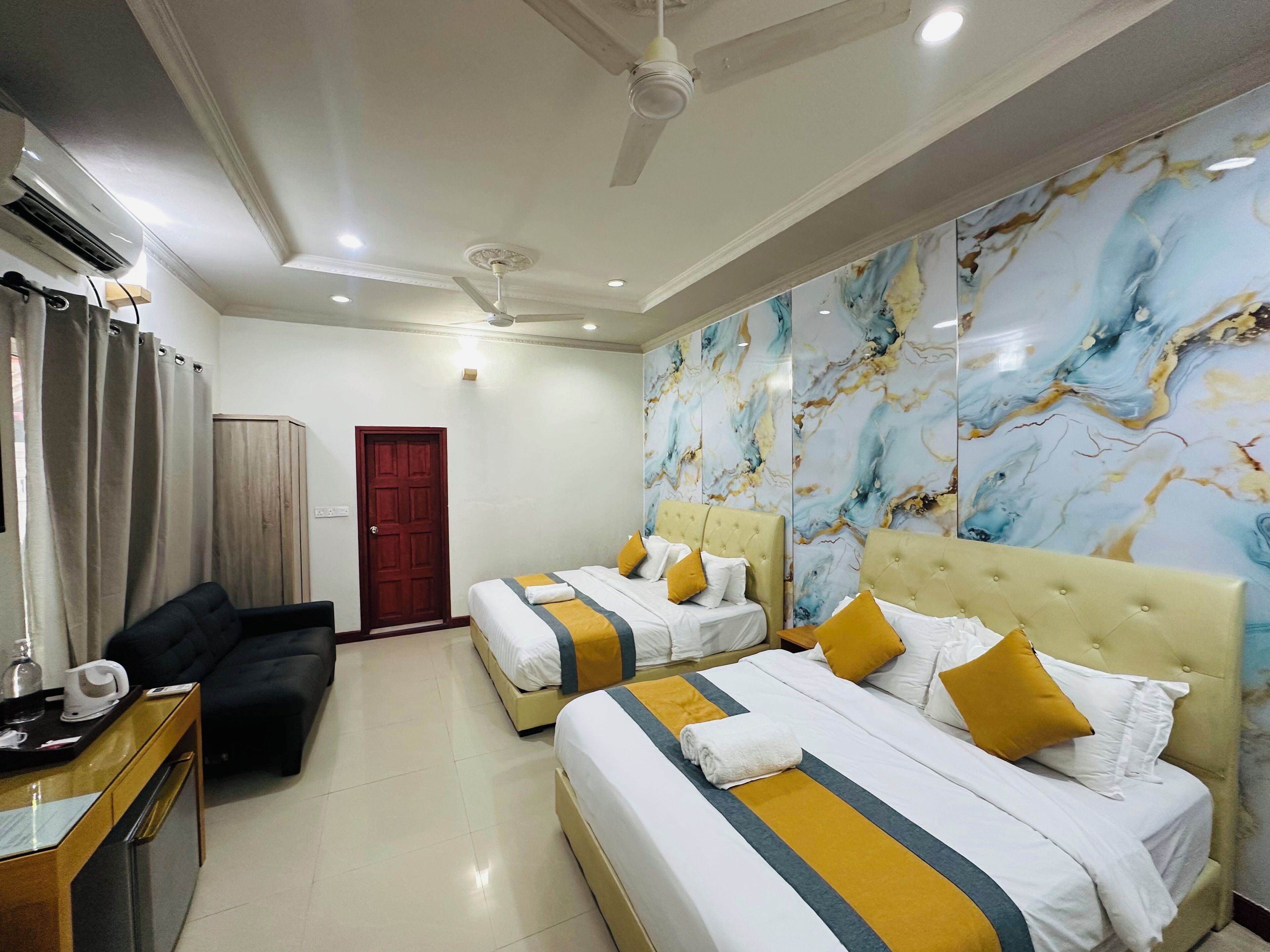 Quarto casal luxo, vista para o jardim | Escrivaninha, ferros/tábuas de passar roupa, Wi-Fi de cortesia