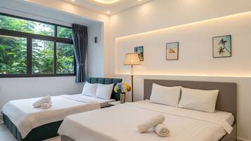 Quarto casal ou duplo luxo, vista para a cidade | Cofres nos quartos, escrivaninha, cortinas blackout