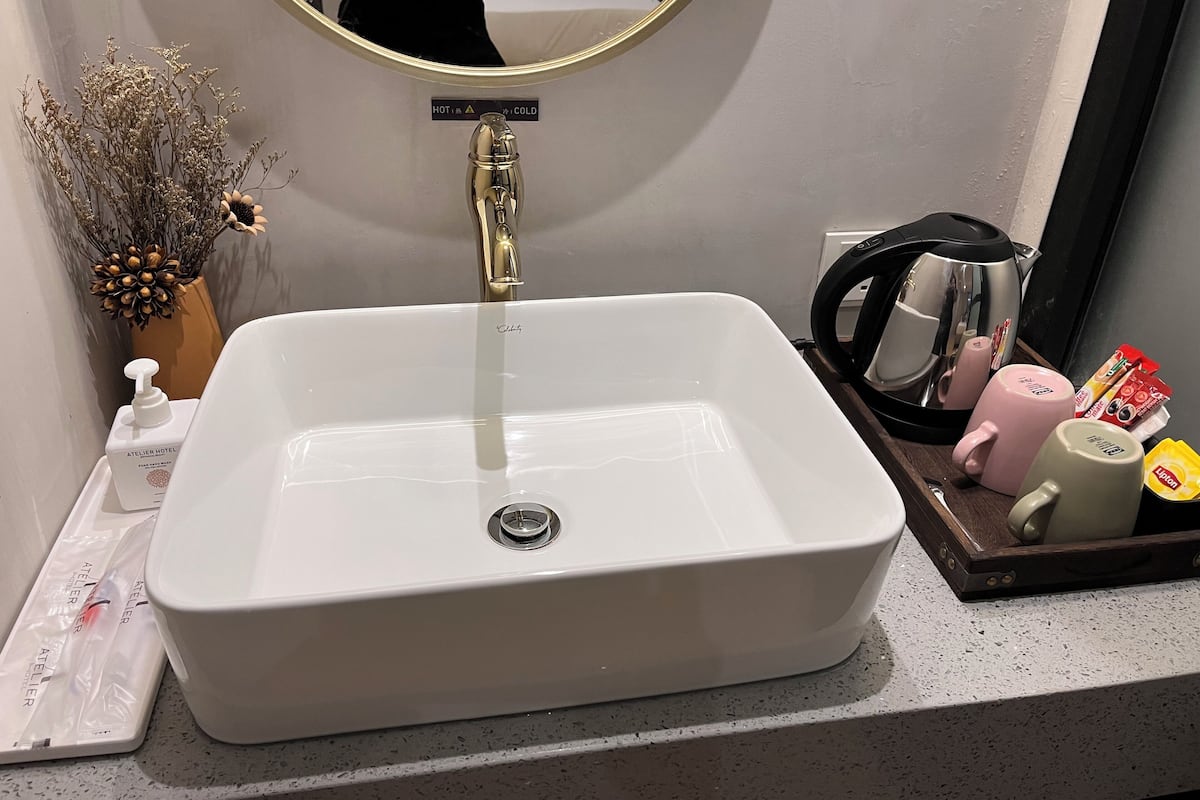 1 quarto, escrivaninha, espaço de trabalho para notebook