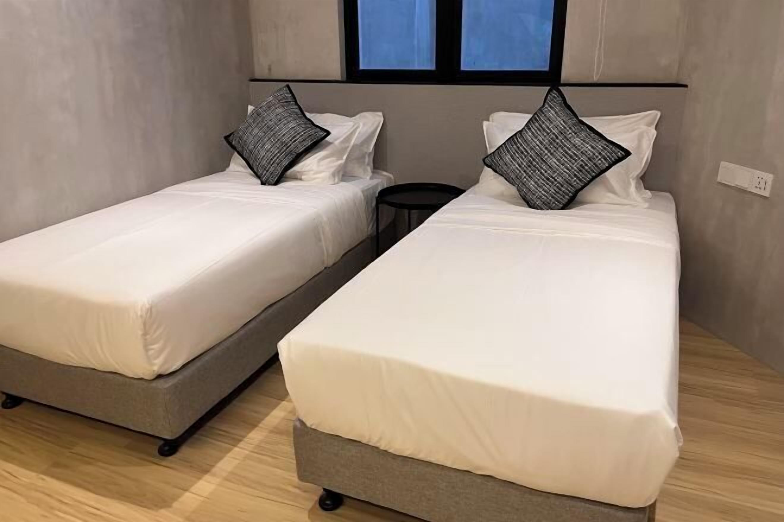 Secretária, secretária adequada para computadores portáteis 