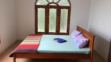 Quarto Deluxe, vista para o jardim | Secretária, secretária adequada para computadores portáteis
