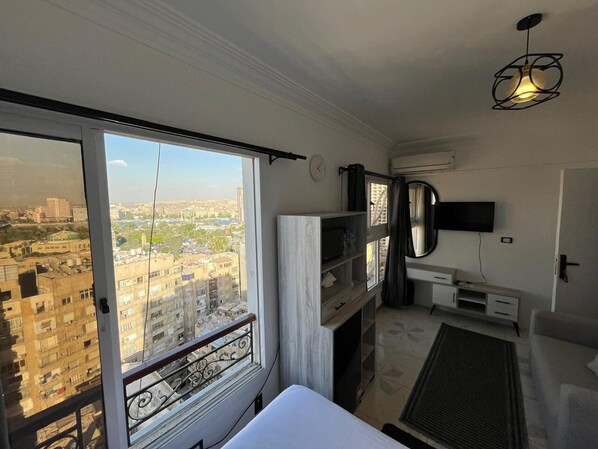 Quarto Duplo ou Twin Deluxe, vista para o rio | Cofre no quarto, secretária