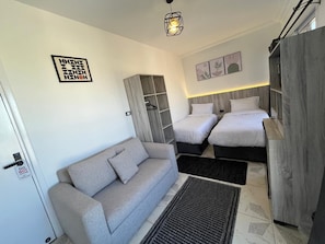 Quarto Duplo ou Twin Deluxe, vista para o rio | Cofre no quarto, secretária