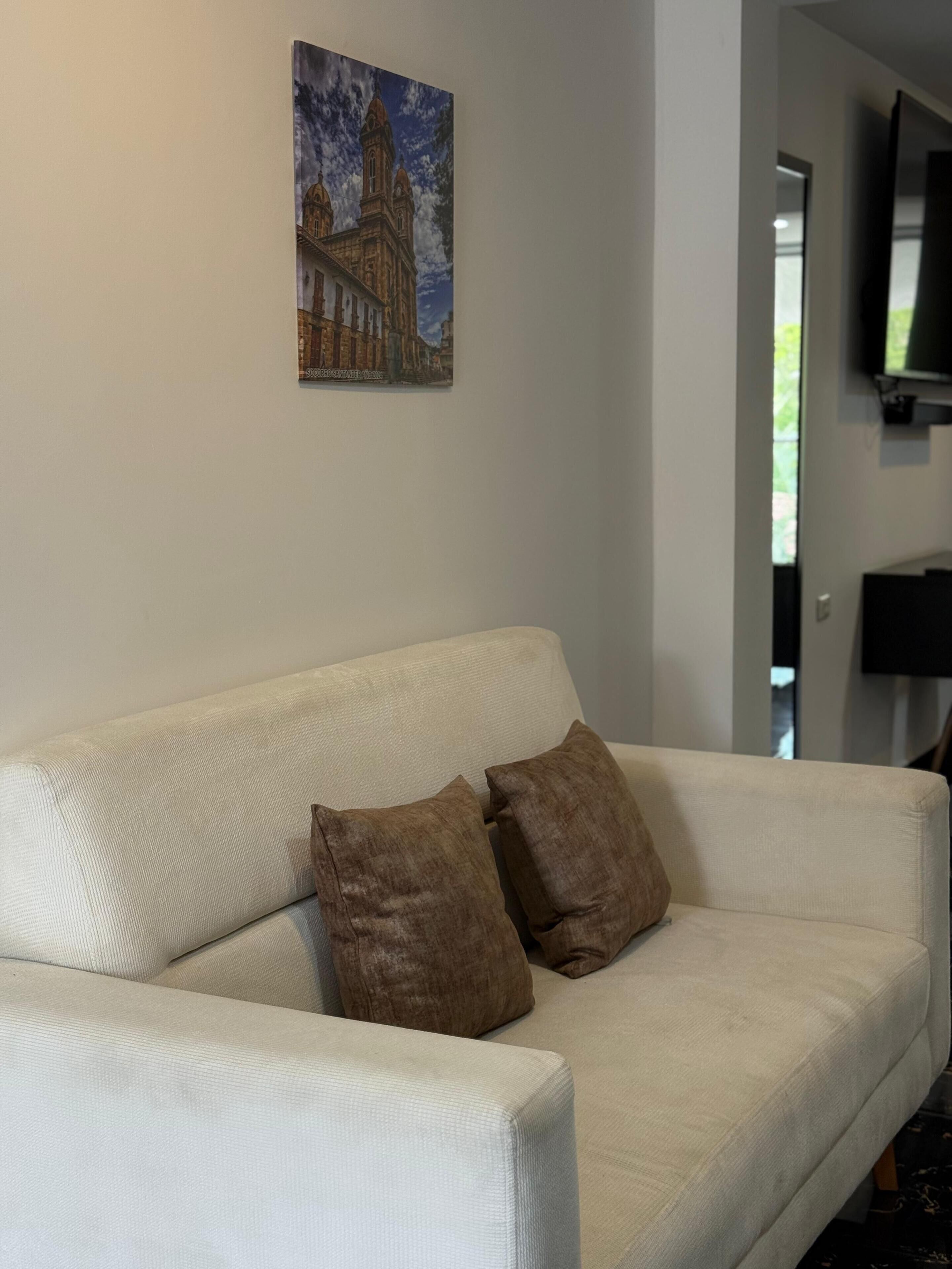 Suite Deluxe, varanda, vista para a piscina | Secretária, Wi-fi grátis, roupa de cama fornecida 