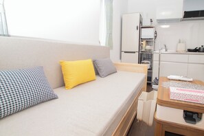Um frigorífico, um micro-ondas, uma placa de cozinha 