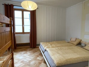 Quarto quádruplo família | Wi-Fi de cortesia, roupa de cama