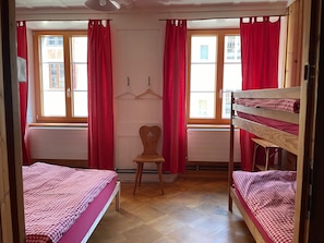 Quarto Quádruplo Familiar | Wi-fi grátis, roupa de cama fornecida