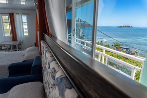 Quarto Quádruplo Superior, 2 camas de casal, vista para o oceano | Cortinas/cortinados opacos, Wi-fi grátis, roupa de cama fornecida 