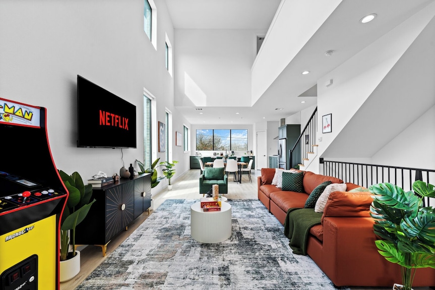 5min Dt Luxe Loft: Arcade, Billiards, Balcony Bbq - Dallas, TX