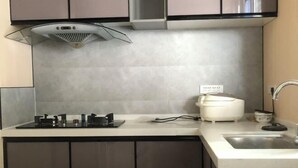Uma cozinha compacta com fogão a gás, forno embutido e pia.