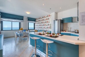 Apartamento Familiar, vários quartos, 2 casas de banho (Front Beach Magic Sea - Sea Front) | Restaurantes
