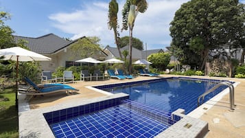 Piscina exterior, da(s) 8:00 à(s) 22:00, espreguiçadeiras