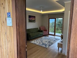 Quarto Twin, vista para a montanha | Sala de estar