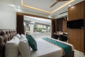 Quarto casal premium | Escrivaninha, ferros/tábuas de passar roupa, Wi-Fi de cortesia