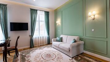 Apartamento, Vista para a cidade | Sala de estar | Smart TV de 32 polegadas com canais por cabo, Netflix
