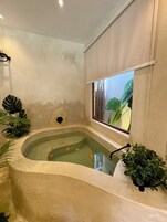 Quarto casal luxo, vista para a piscina | Banheiro | Banheira e chuveiro separados, secador de cabelo, chinelos 
