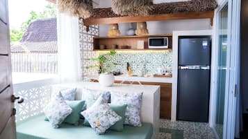 Duplex luxo, 1 quarto | Cozinha privada | Frigobar, micro-ondas, cooktop, mesas de jantar