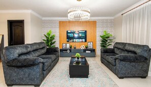 Apartamento Deluxe, 3 quartos, vista para a piscina | Sala de estar