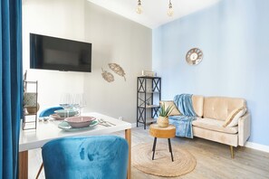 Apartamento Comfort, 1 cama queen-size, cozinha | Sala de estar | Televisor